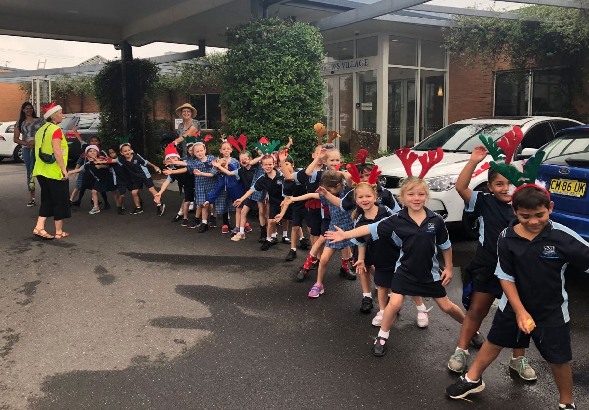 Kids helping Santa and elders – The Echo