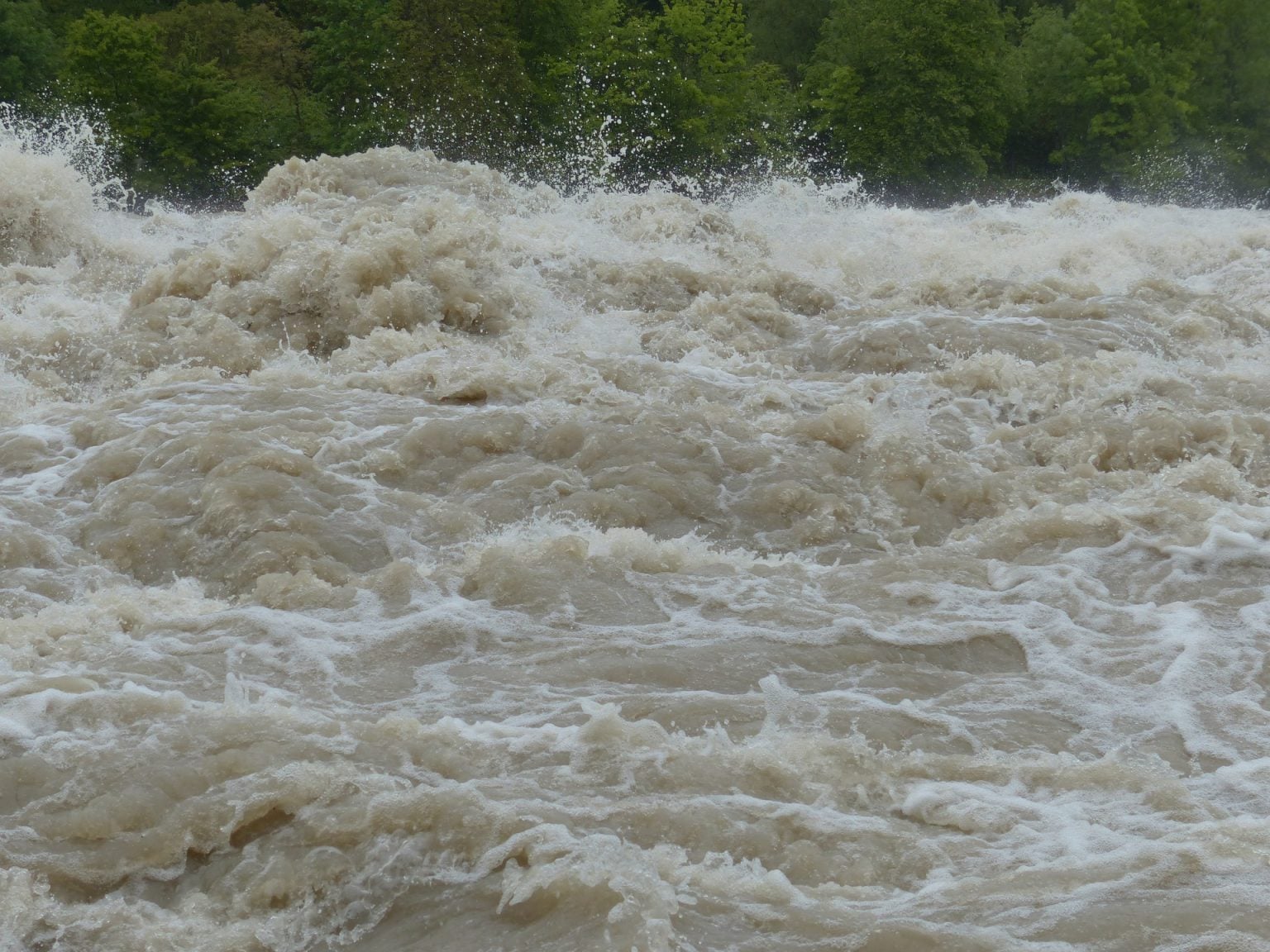 Record flooding at Taree, rescues underway for people trapped by ...